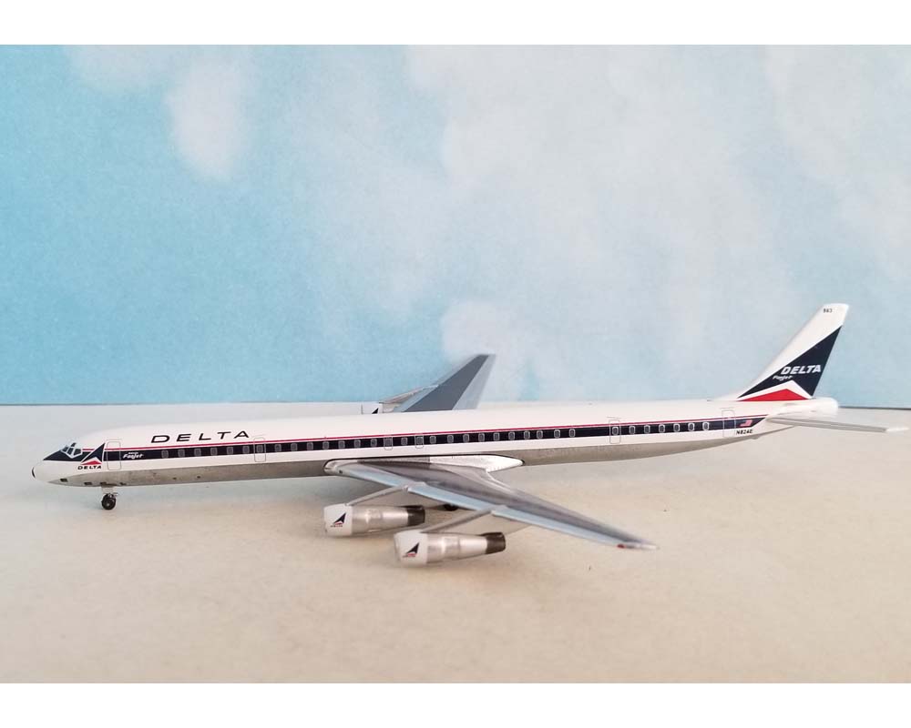 Delta DC-8-61 N824E 1:400 Scale Aeroclassics AC411381: AeroClassicsDirect