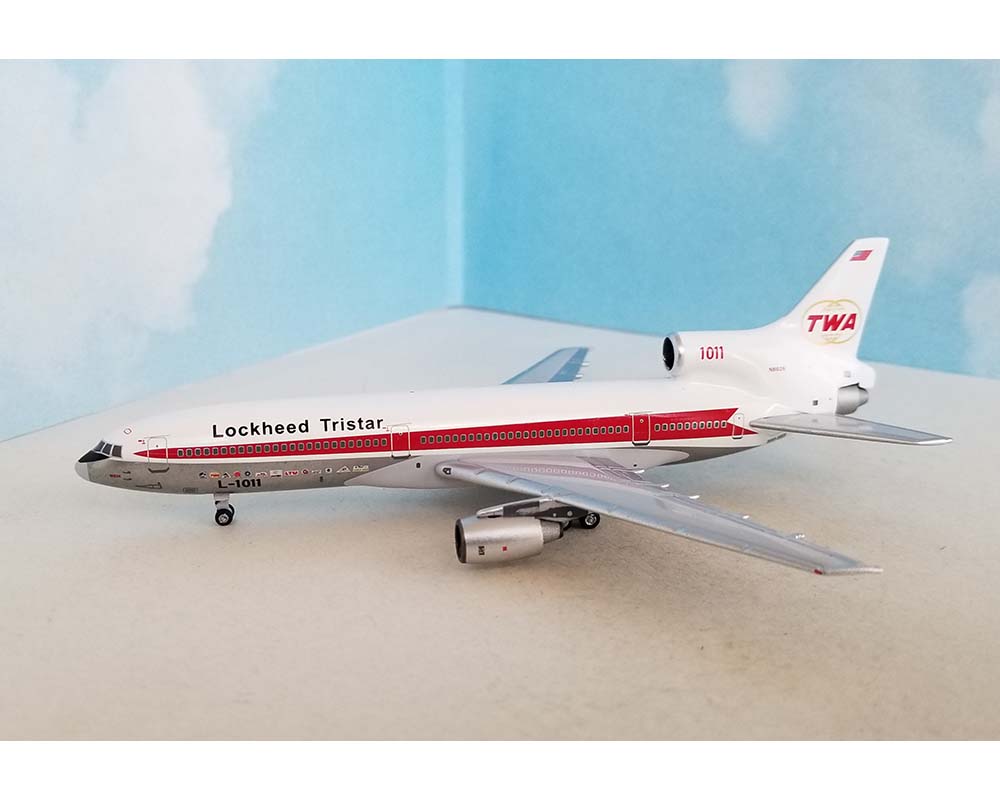 Lockheed L1011 N81026 1:400 Scale Bluebox BBX41631: AeroClassicsDirect